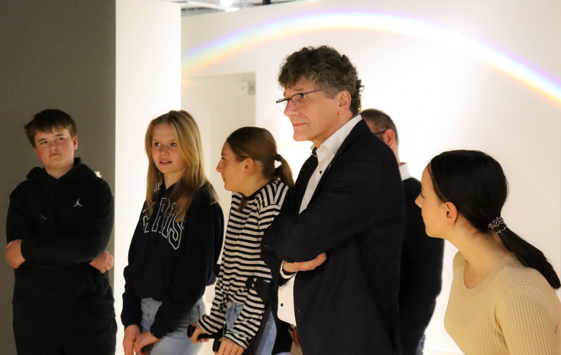 25.10.2022 Landesbischof mit Konfis im Bibliorama